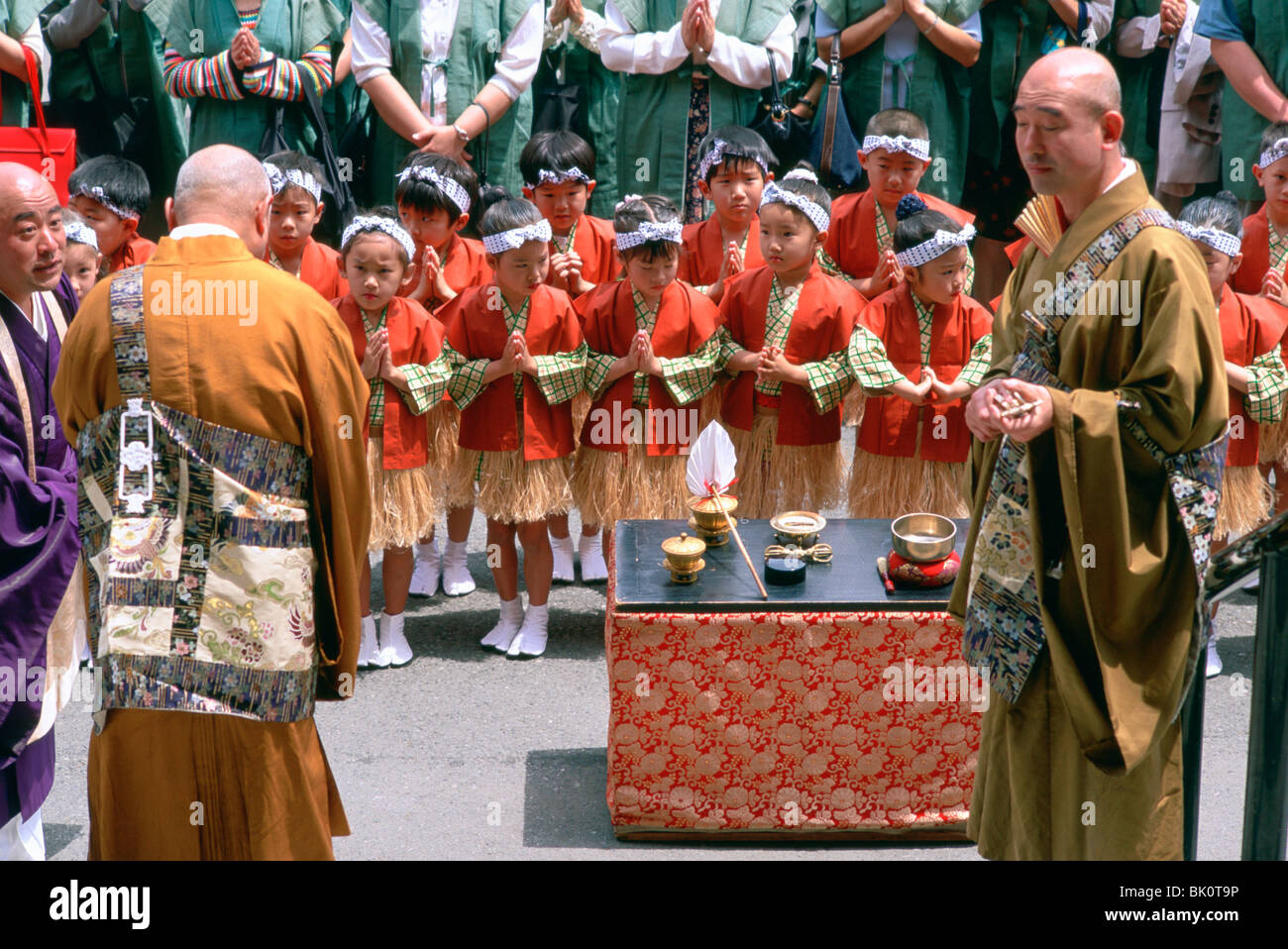 Traditional japanese childrens clothes hi-res stock photography and ...
