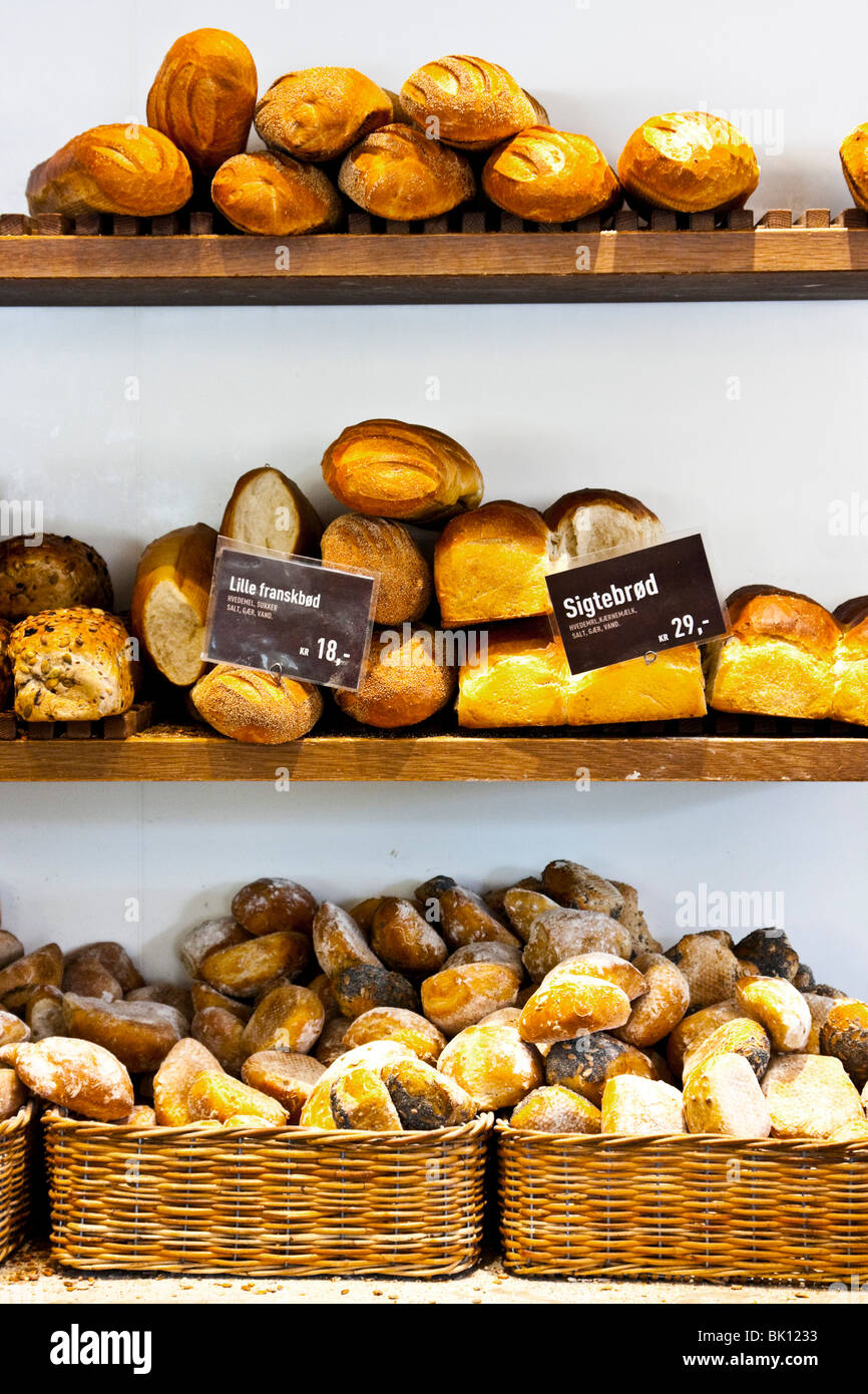 Baskets of breads hi-res stock photography and images - Alamy