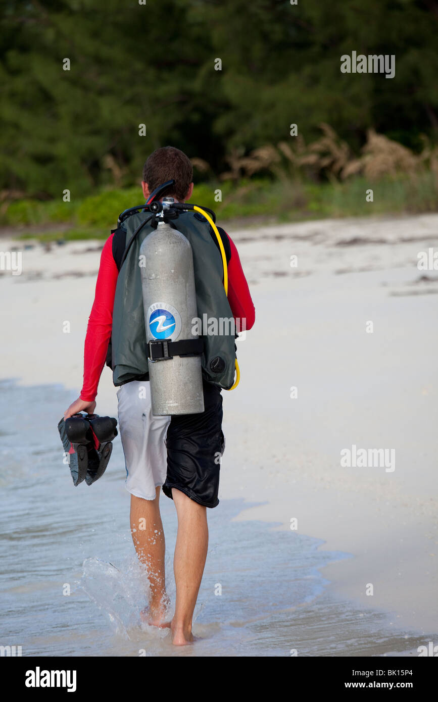 Scuba diver strolling on beach in full gear Stock Photo - Alamy