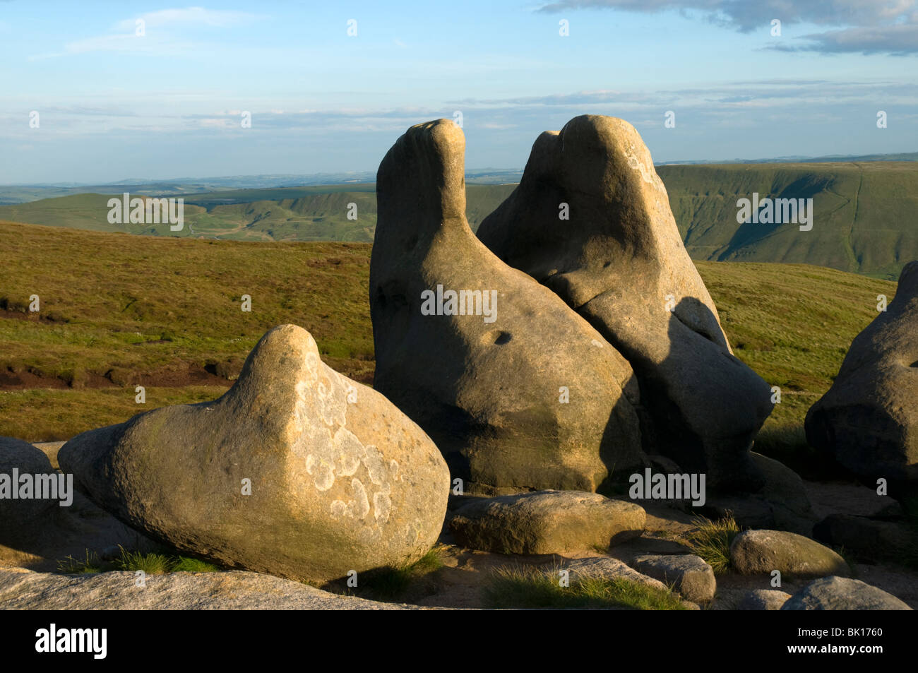Wind sculpted Millstone Grit rock outcrops on Kinder Scout, above Edale ...