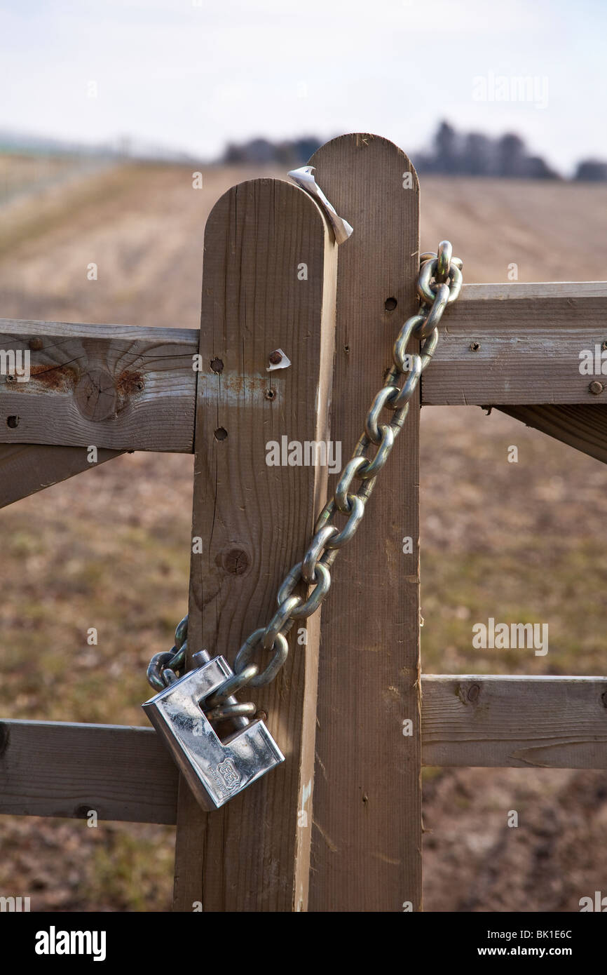 Farm gate padlock and chain hi-res stock photography and images - Alamy