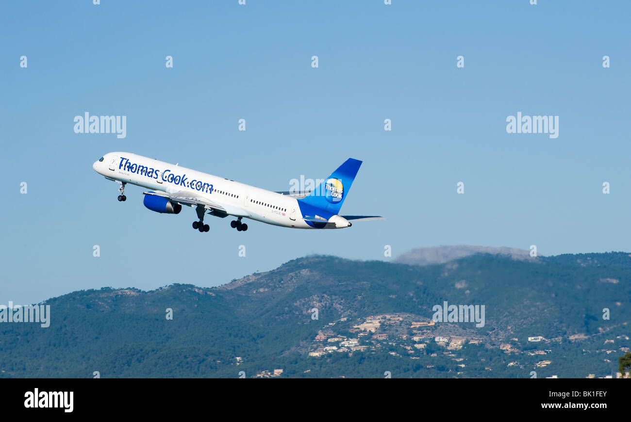 Boeing 757 take off hi-res stock photography and images - Alamy