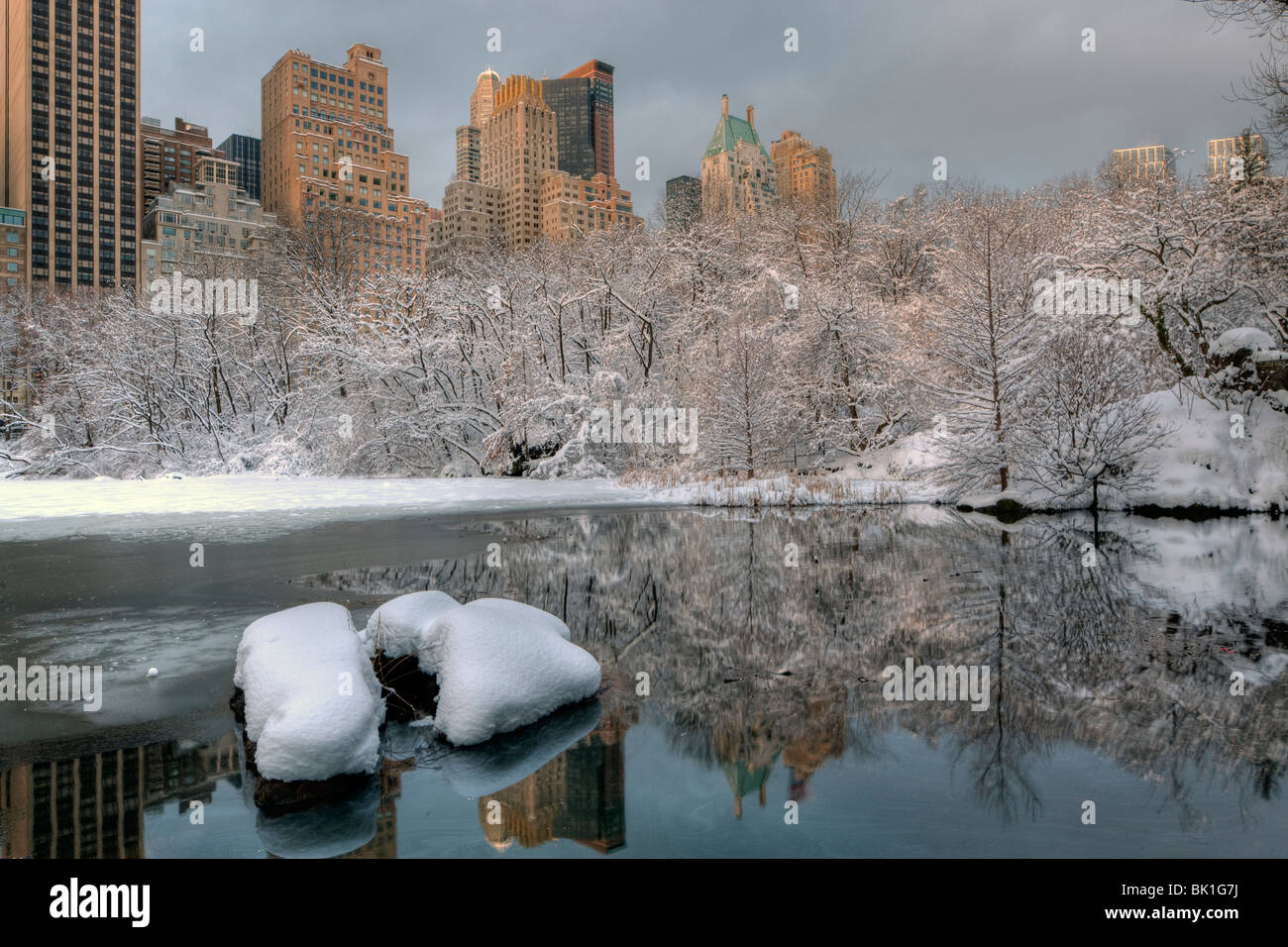 Central park winter frozen lake hi-res stock photography and images - Alamy