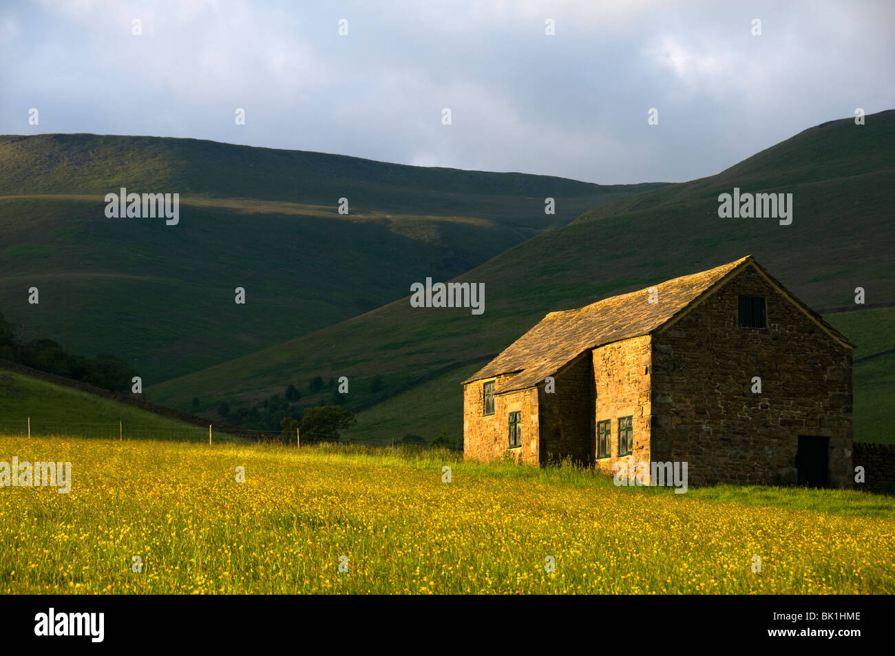 Barn below the Kinder Scout plateau, Edale, Peak District, Derbyshire ...