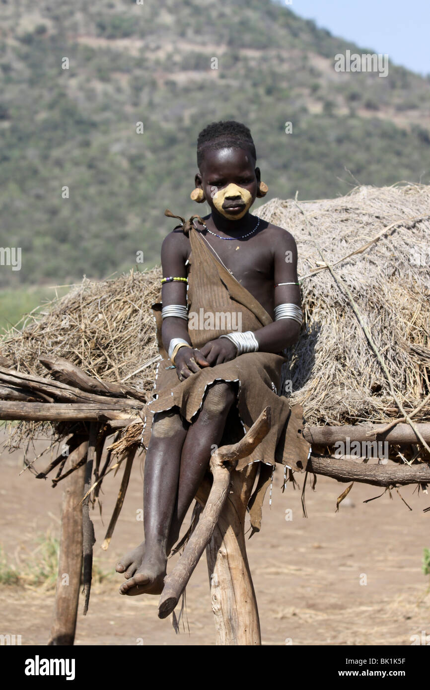 Africa, Ethiopia, Debub Omo Zone, child of the Mursi tribe Stock Photo ...