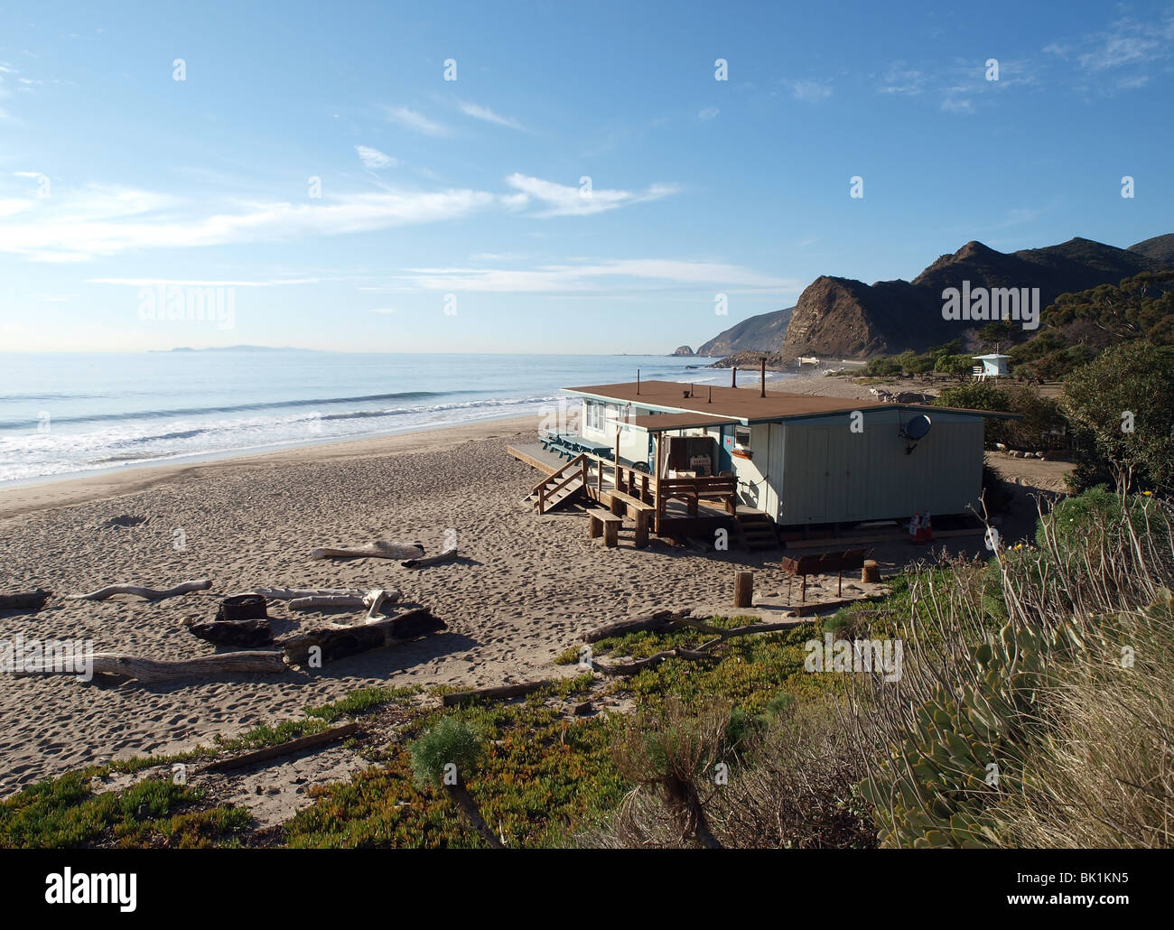 A lifeguard office building on a California Public Beach Stock Photo ...