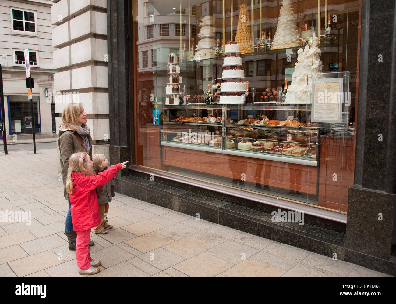 Cake shop window hi-res stock photography and images - Alamy Cake shop window hi-res stock photography and images - Alamy