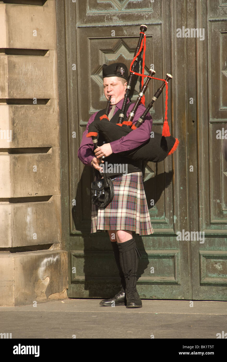 Scottish Piper, Royal Mile Stock Photo - Alamy