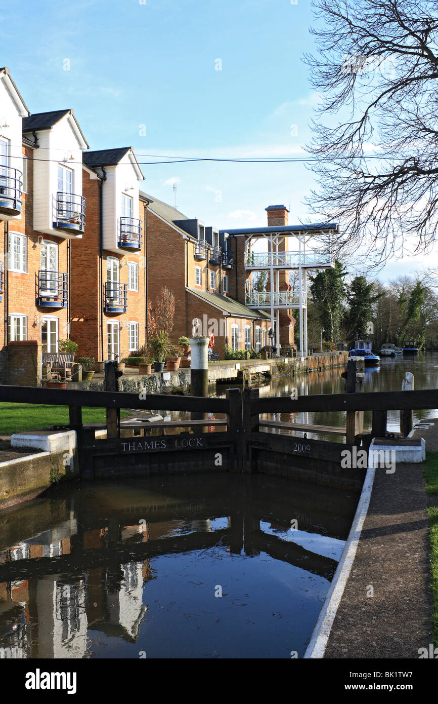 River thames lock towpath hi-res stock photography and images - Alamy