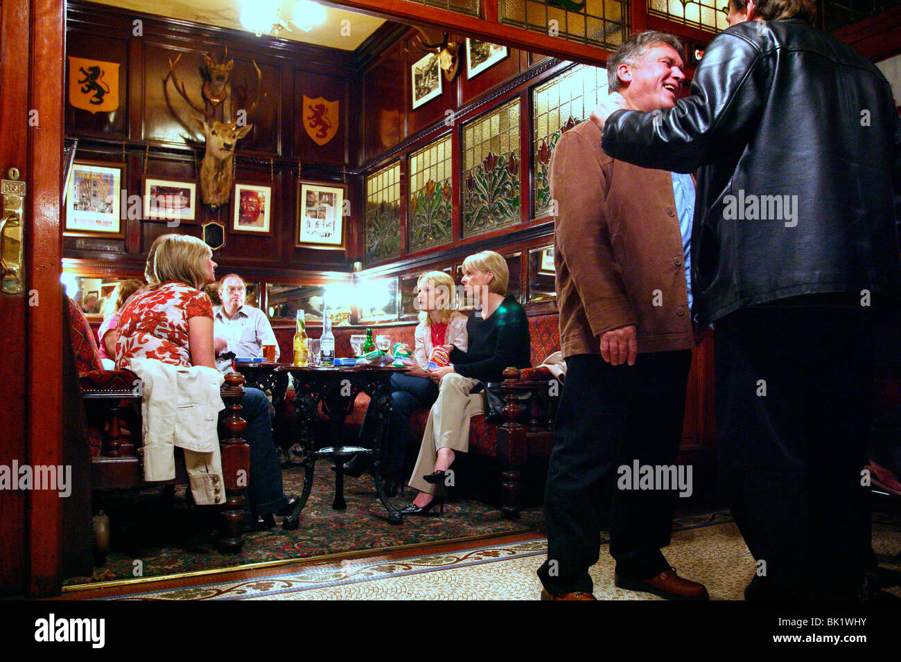 Black horse pub hi-res stock photography and images - Alamy