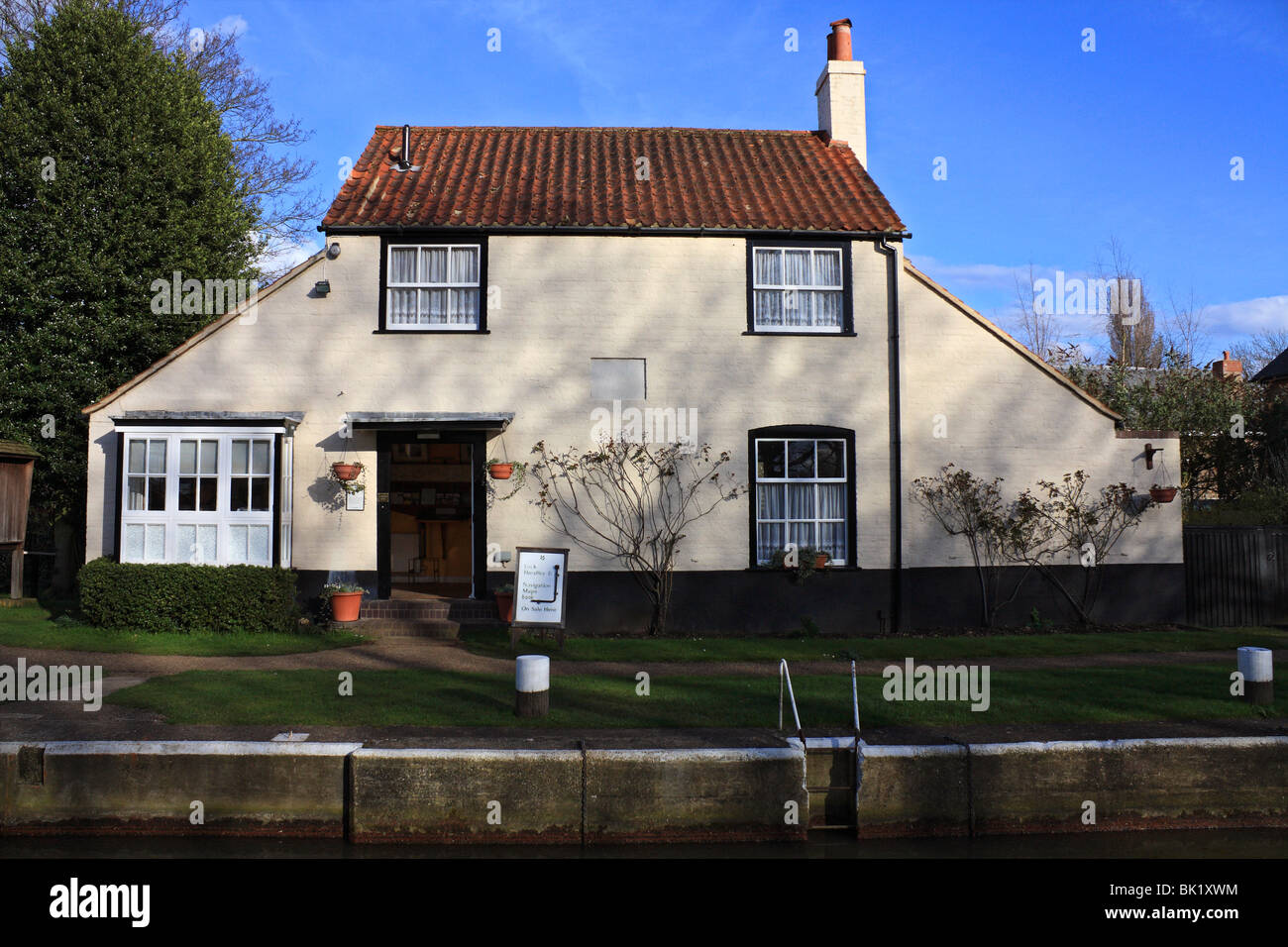 Thames Lock keepers cottage on River Wey Navigation, Canal and River ...