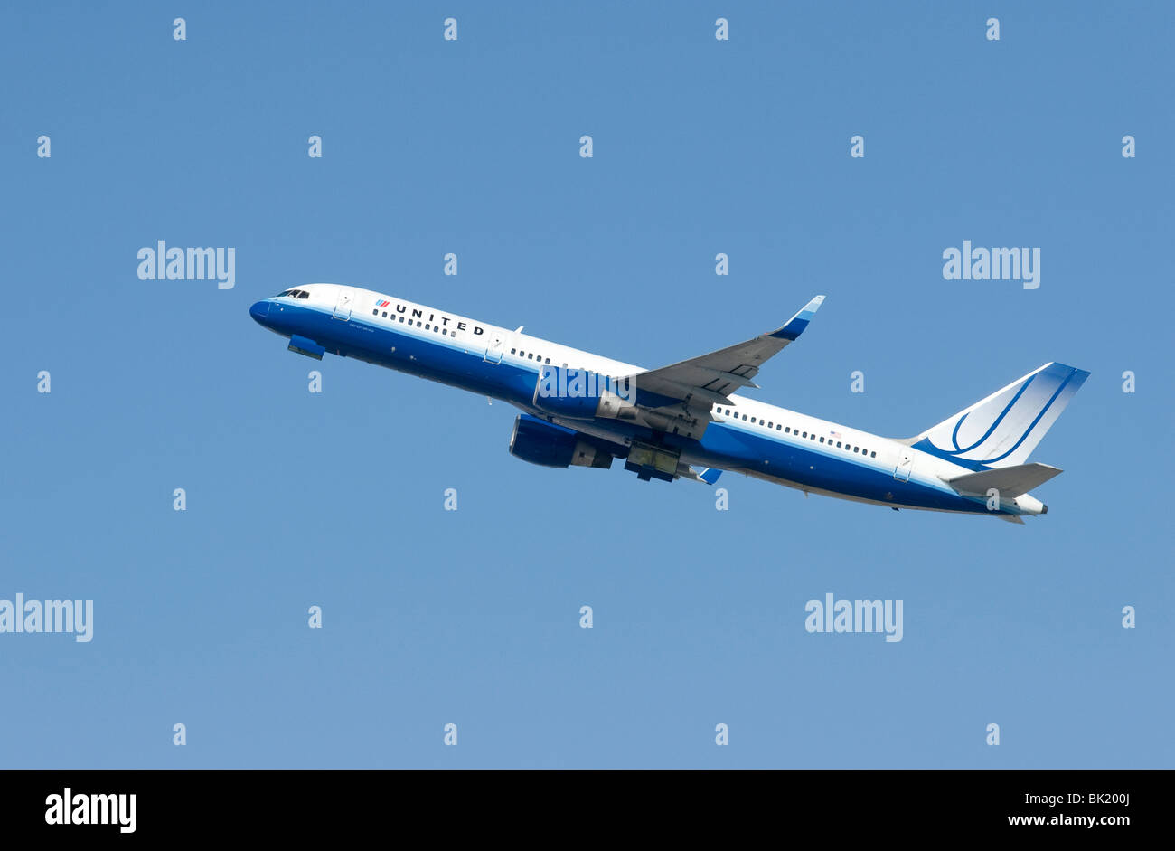 Commercial united airlines airplane flying hi-res stock photography and ...