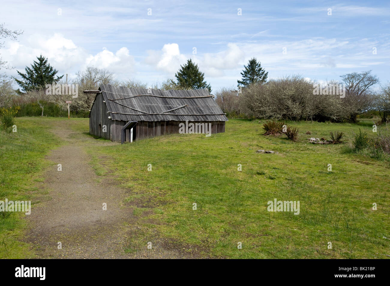 American indian longhouse High Resolution Stock Photography and Images ...