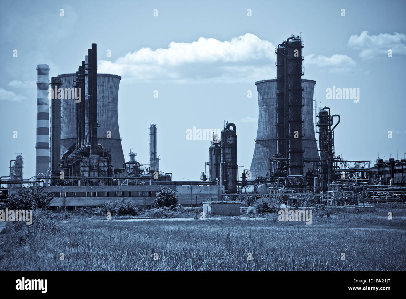 Cooling towers power plant oil refinery hi-res stock photography and ...