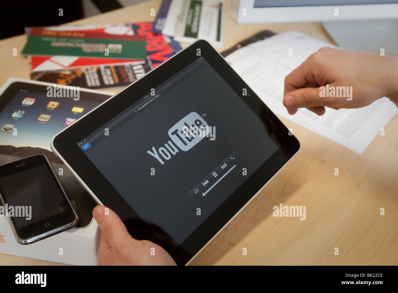Apple ipad tablet being used hi-res stock photography and images - Alamy