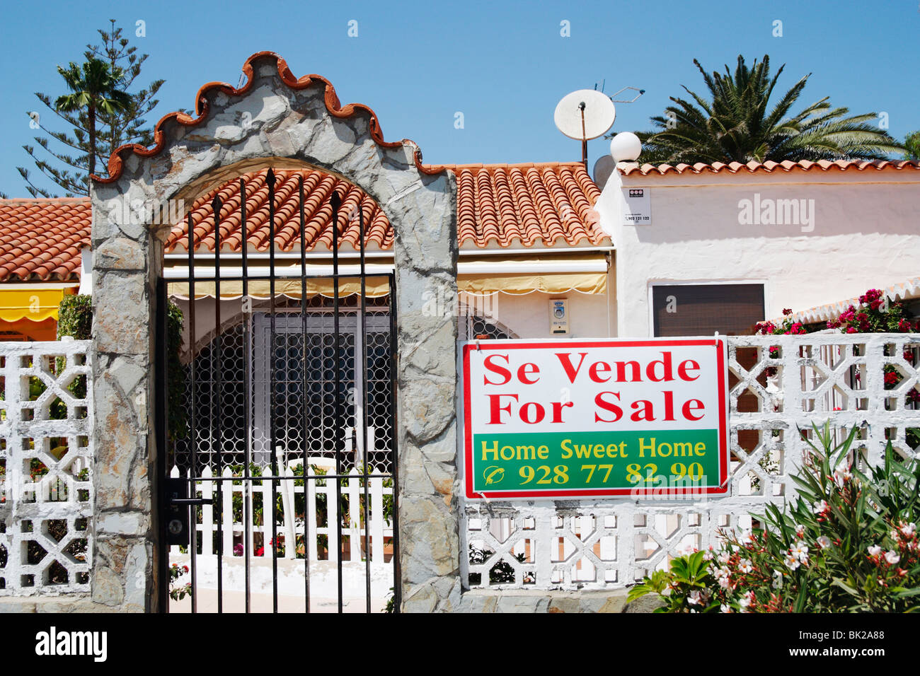 For sale sign on villa in Playa del Ingles on Gran Canaria Stock Photo ...