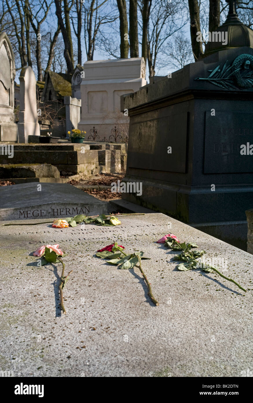 Flowers on a tomb in the Pere-Lachaise cemetery, Paris, France Stock ...