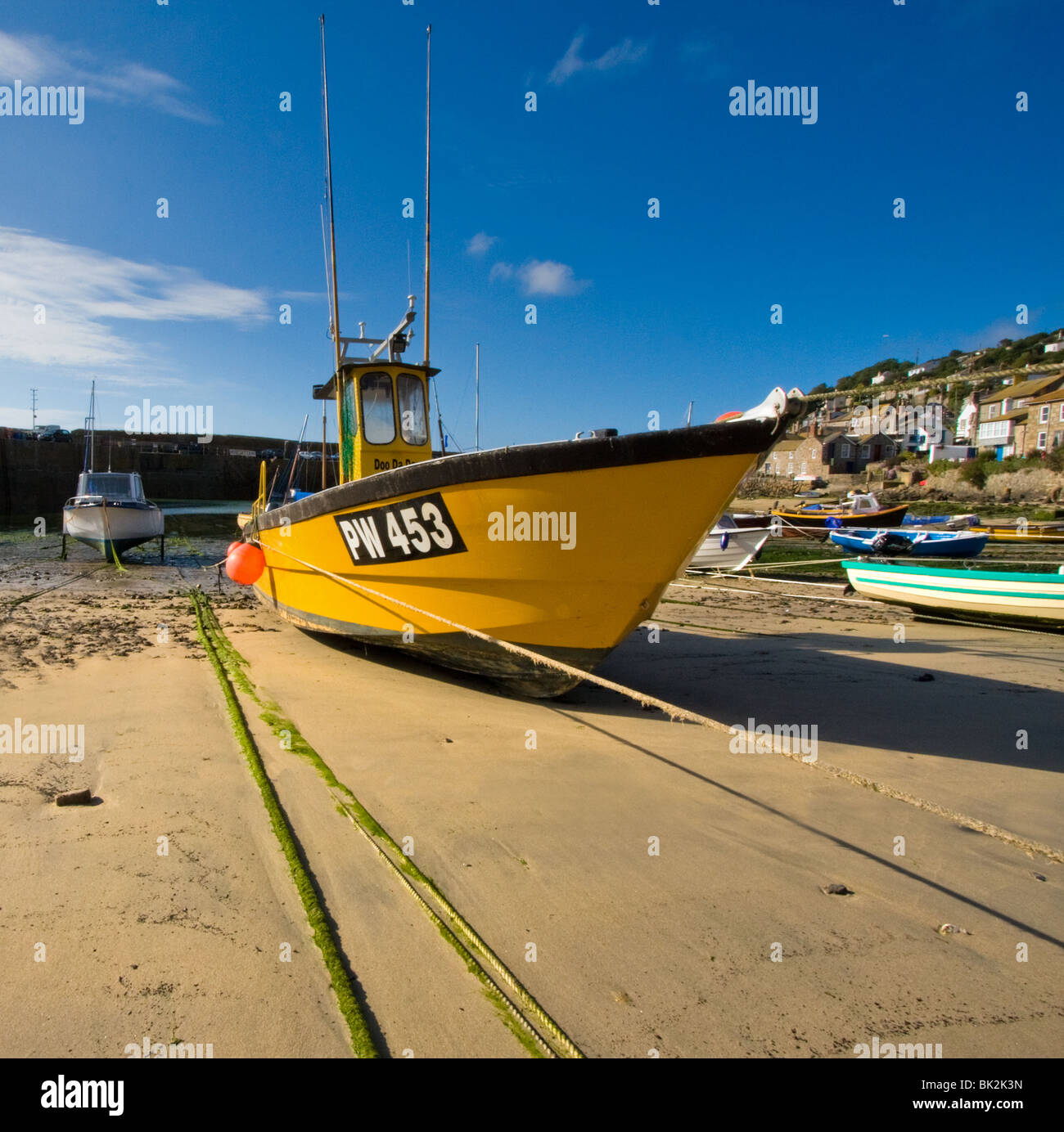 Boats low water mousehole harbour hi-res stock photography and images ...