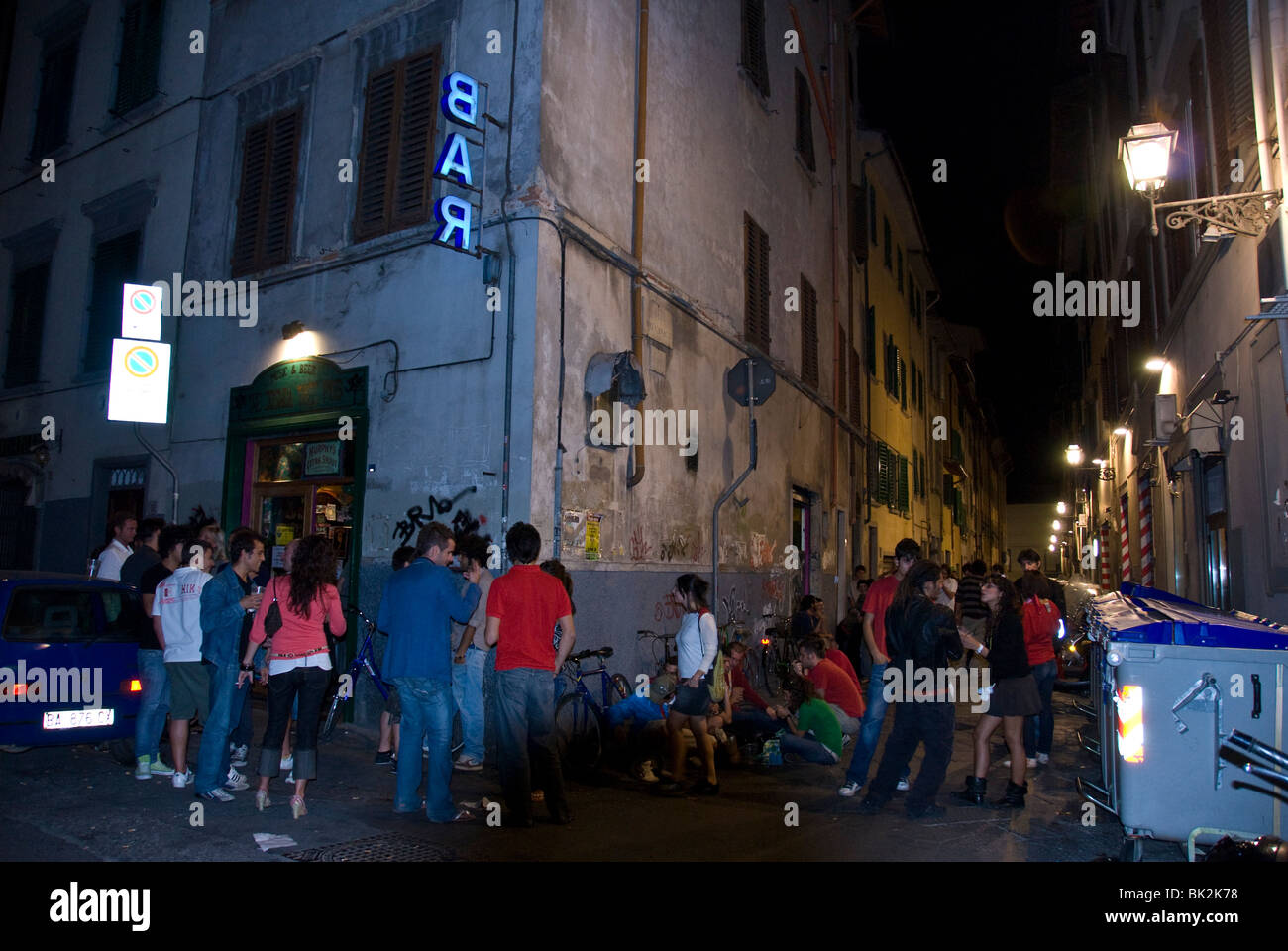 crowded street scene outside a bar in italy Stock Photo - Alamy