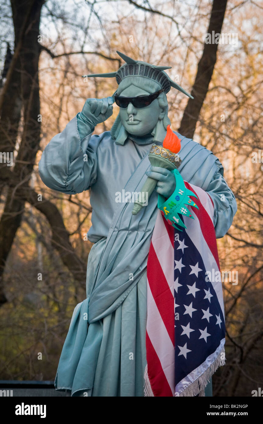 NYC Central Park Statue of Liberty Mime American flag. White face ...