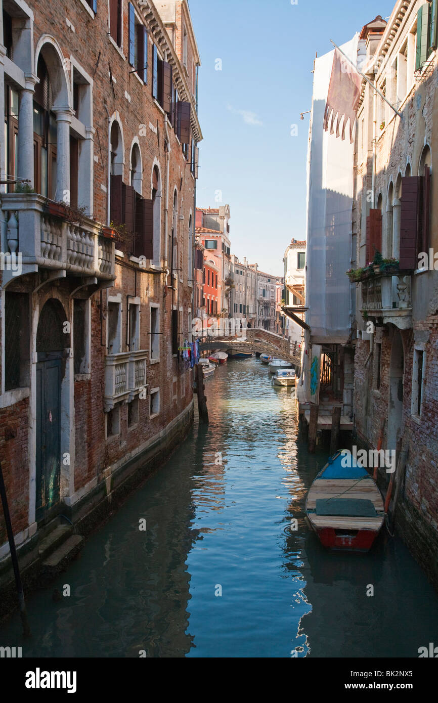 A narrow canal and buildings in Venice, Italy Stock Photo - Alamy