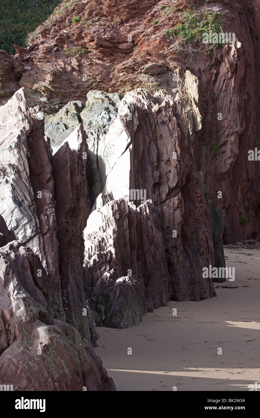 Steep jagged rocks on the beach at Bigbury in Devon Stock Photo - Alamy