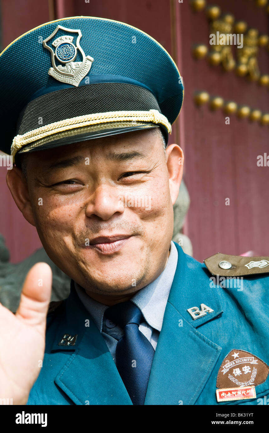 The friendly Chinese policeman Stock Photo - Alamy