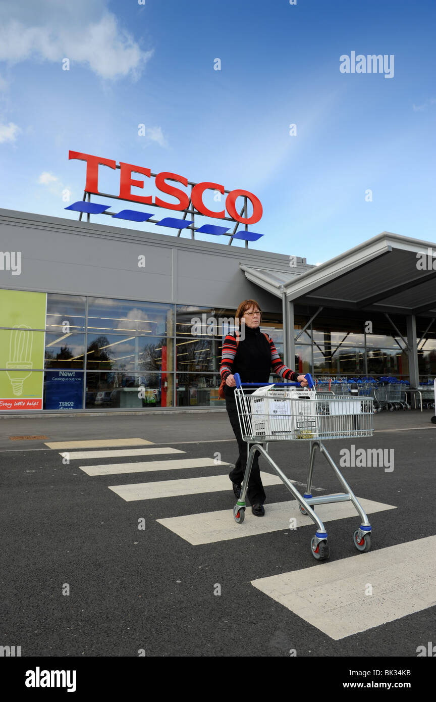 Tesco shopping trolley hi-res stock photography and images - Alamy