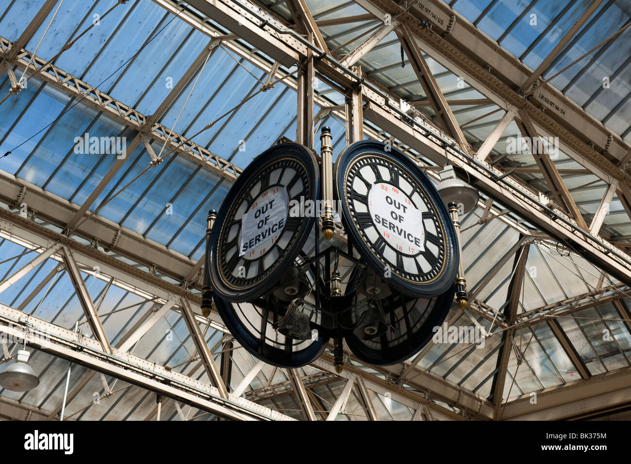 Waterloo station clock hi-res stock photography and images - Alamy
