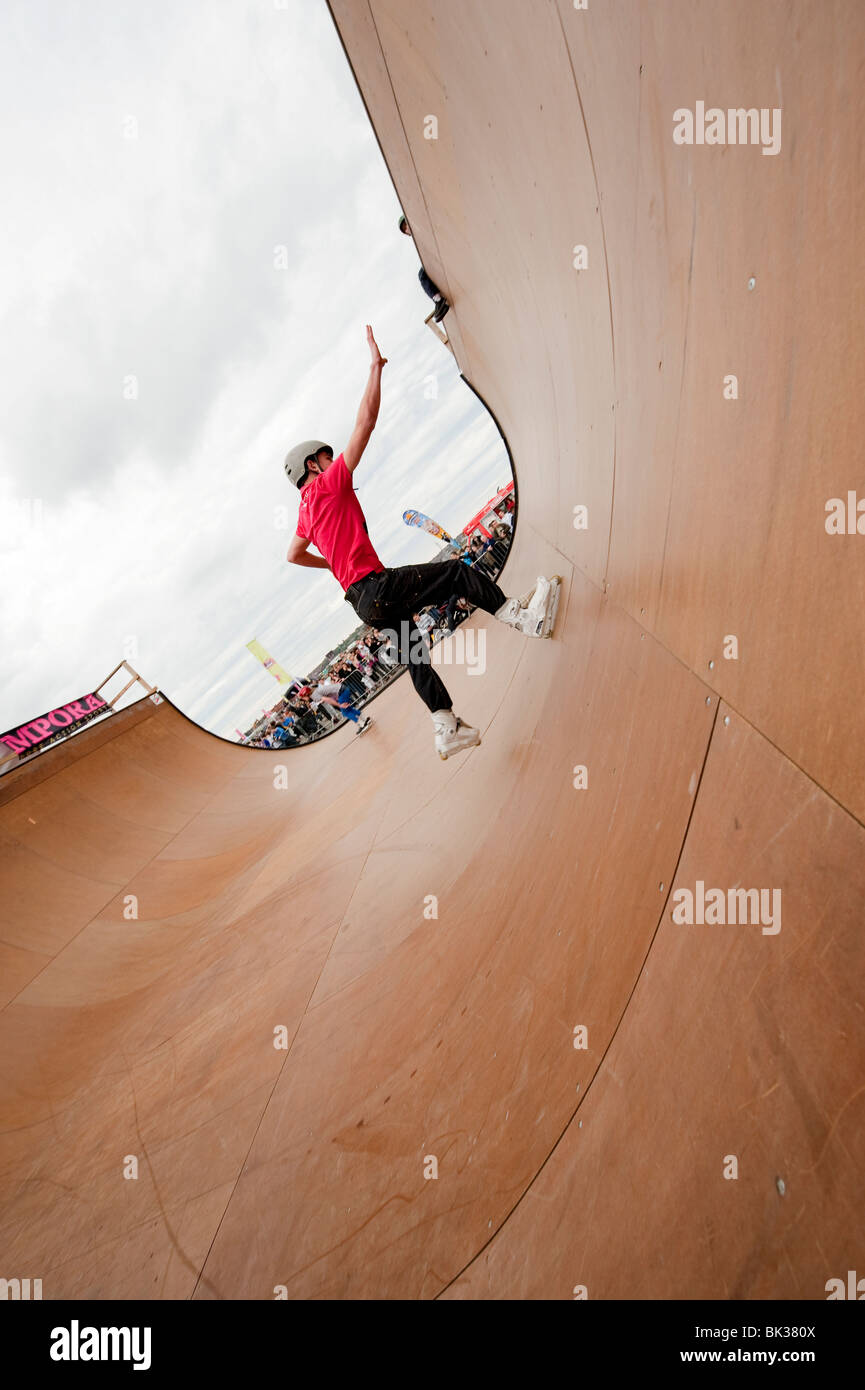 Roller skater doing tricks at skate park Stock Photo - Alamy