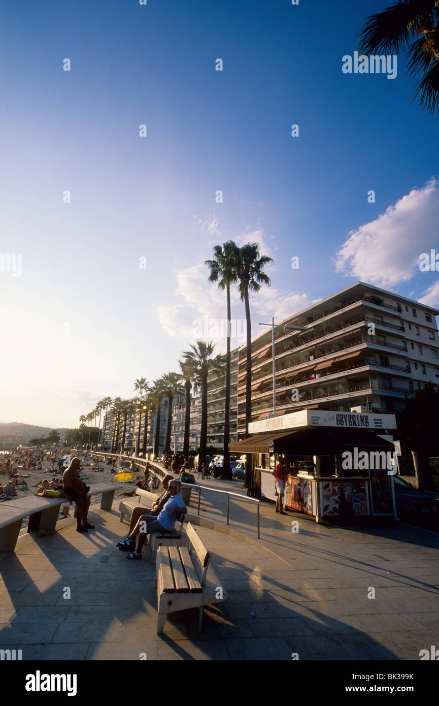 Sidewalk shore promenade of Juan les Pins near Cannes Stock Photo - Alamy