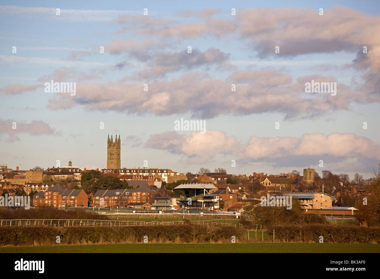 Warwick racecourse hi-res stock photography and images - Alamy