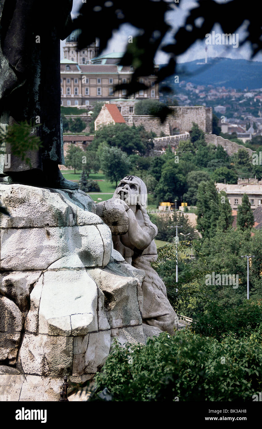 St Gellert's Memorial Gellert-hegy overlooking Danube River in Budapest ...