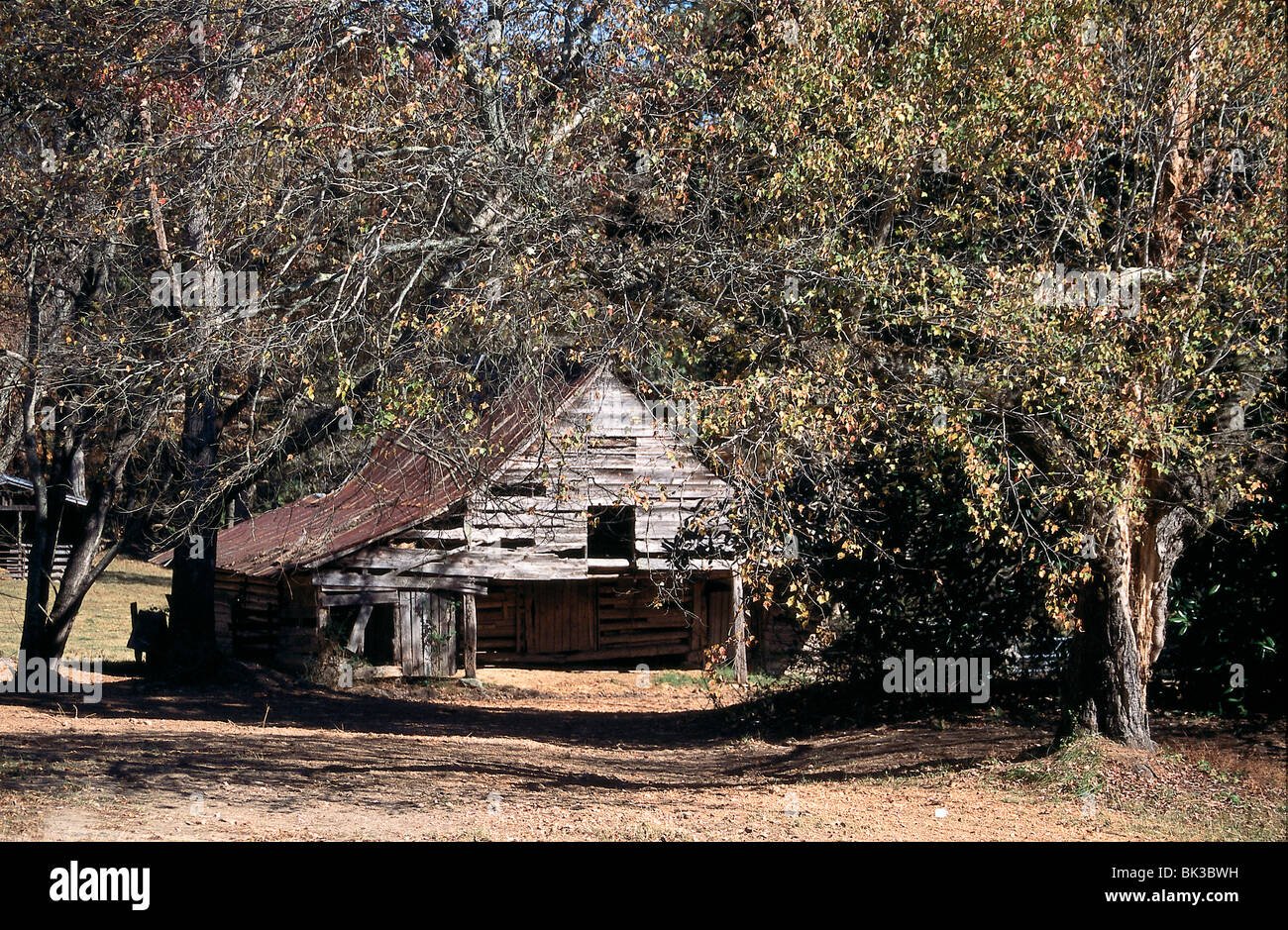 An old farm building, barn, Georgia Stock Photo - Alamy