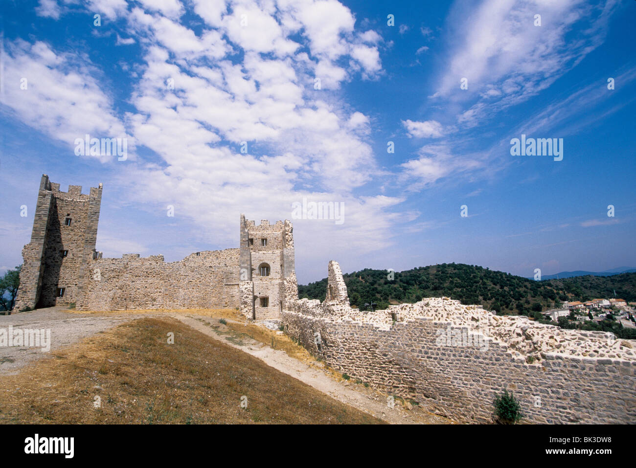 Medieval ruins hi-res stock photography and images - Alamy