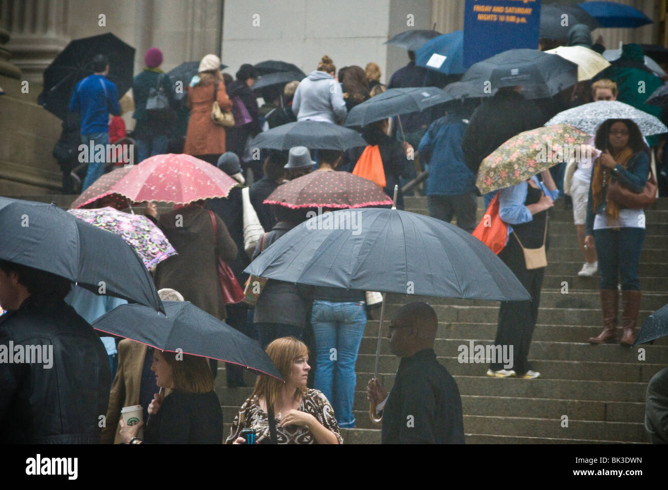 Crowd outside Metropolitan Museum of Art NYC Stock Photo - Alamy