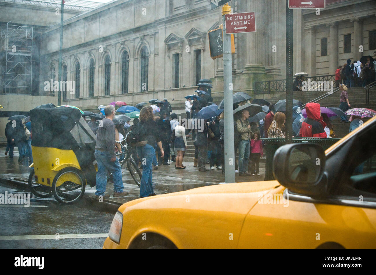 Crowd outside NYC Metropolitan museum of Art Stock Photo - Alamy
