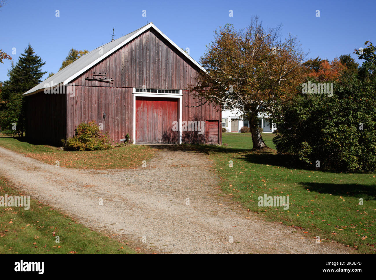 Barn with red door front view hi-res stock photography and images - Alamy