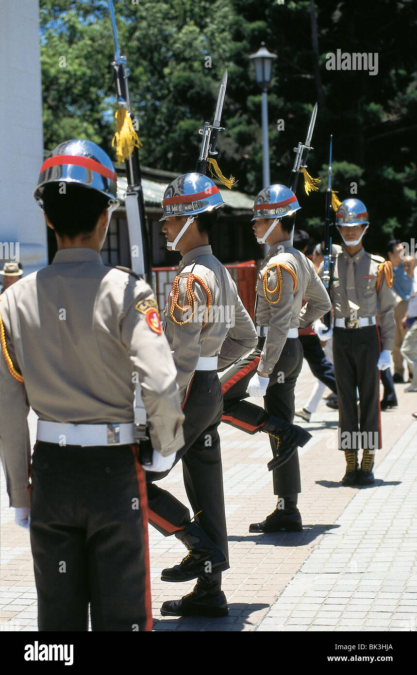 Changing of the Guard at the gate to the Martyrís Shrine, Taipei ...
