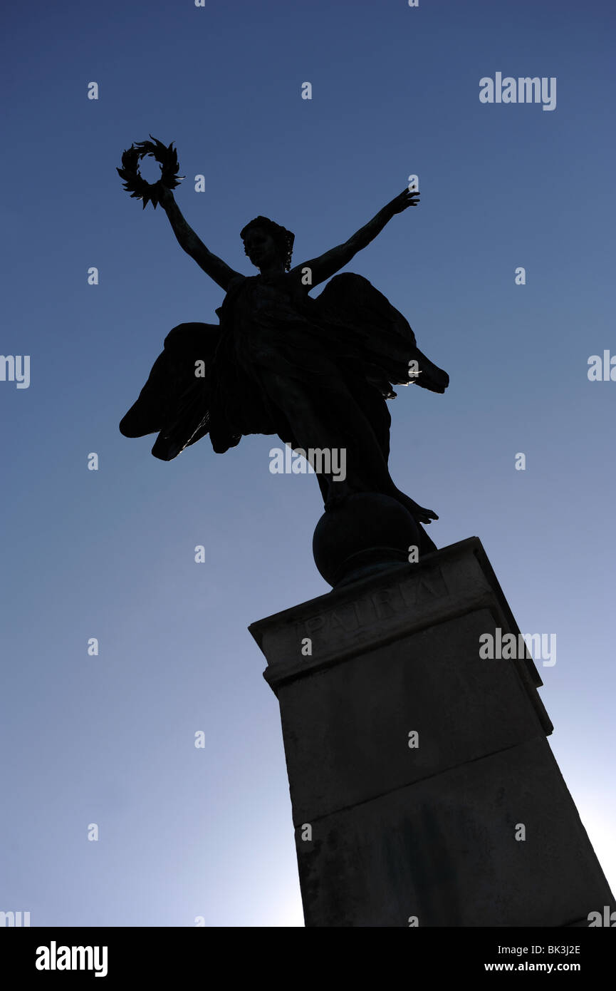 Statue holding wreath hi-res stock photography and images - Alamy