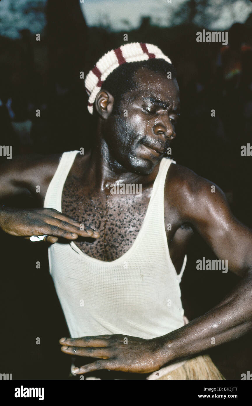 Zambia traditional dance hi-res stock photography and images - Alamy