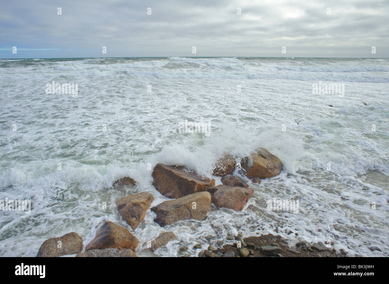 Waves atlantic ocean breaking rocks hi-res stock photography and images ...