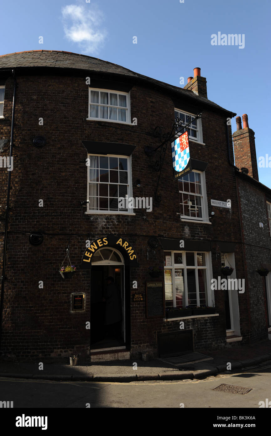 Pub lewes uk hi-res stock photography and images - Alamy