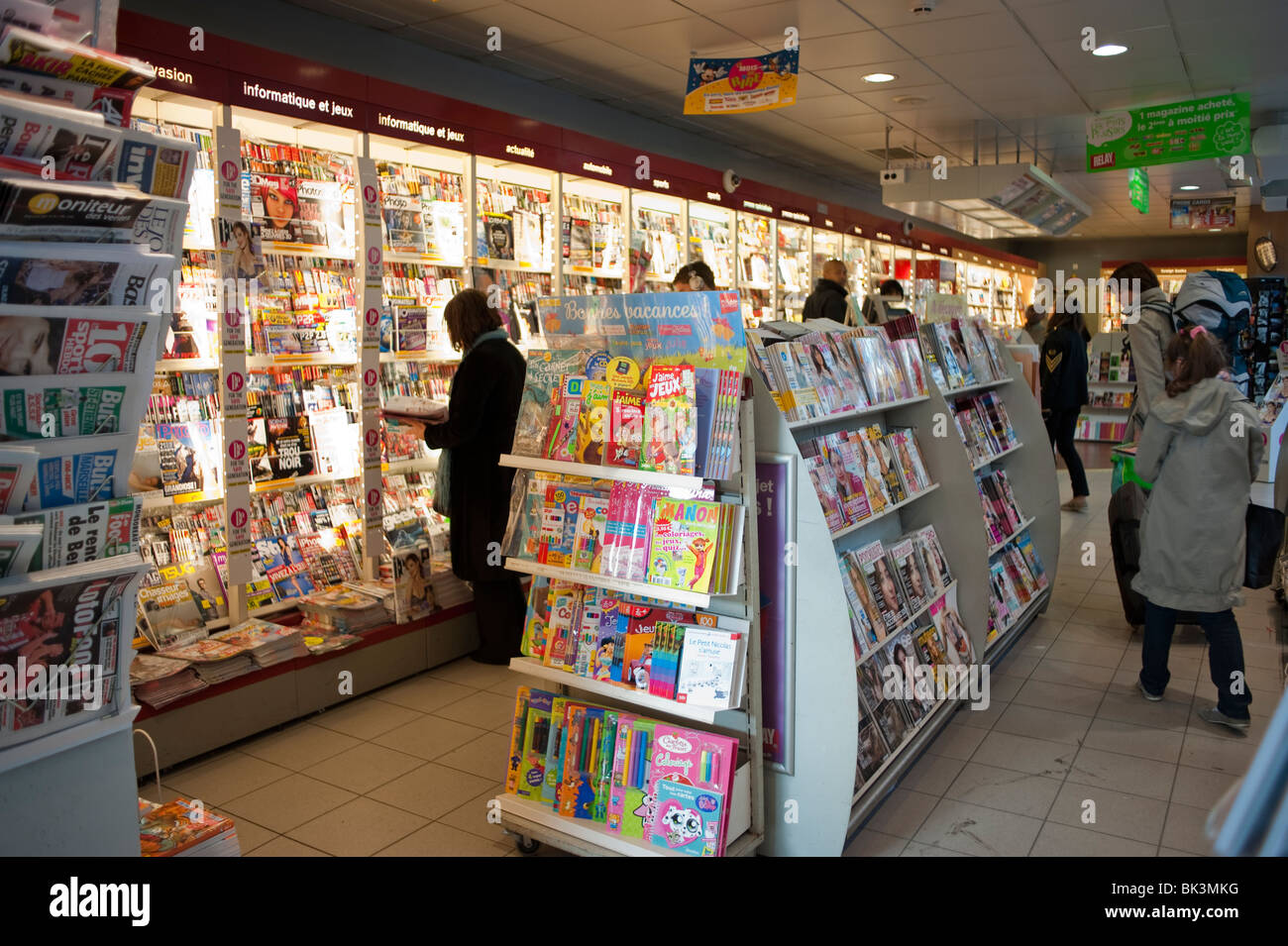 News stand france hi-res stock photography and images - Alamy