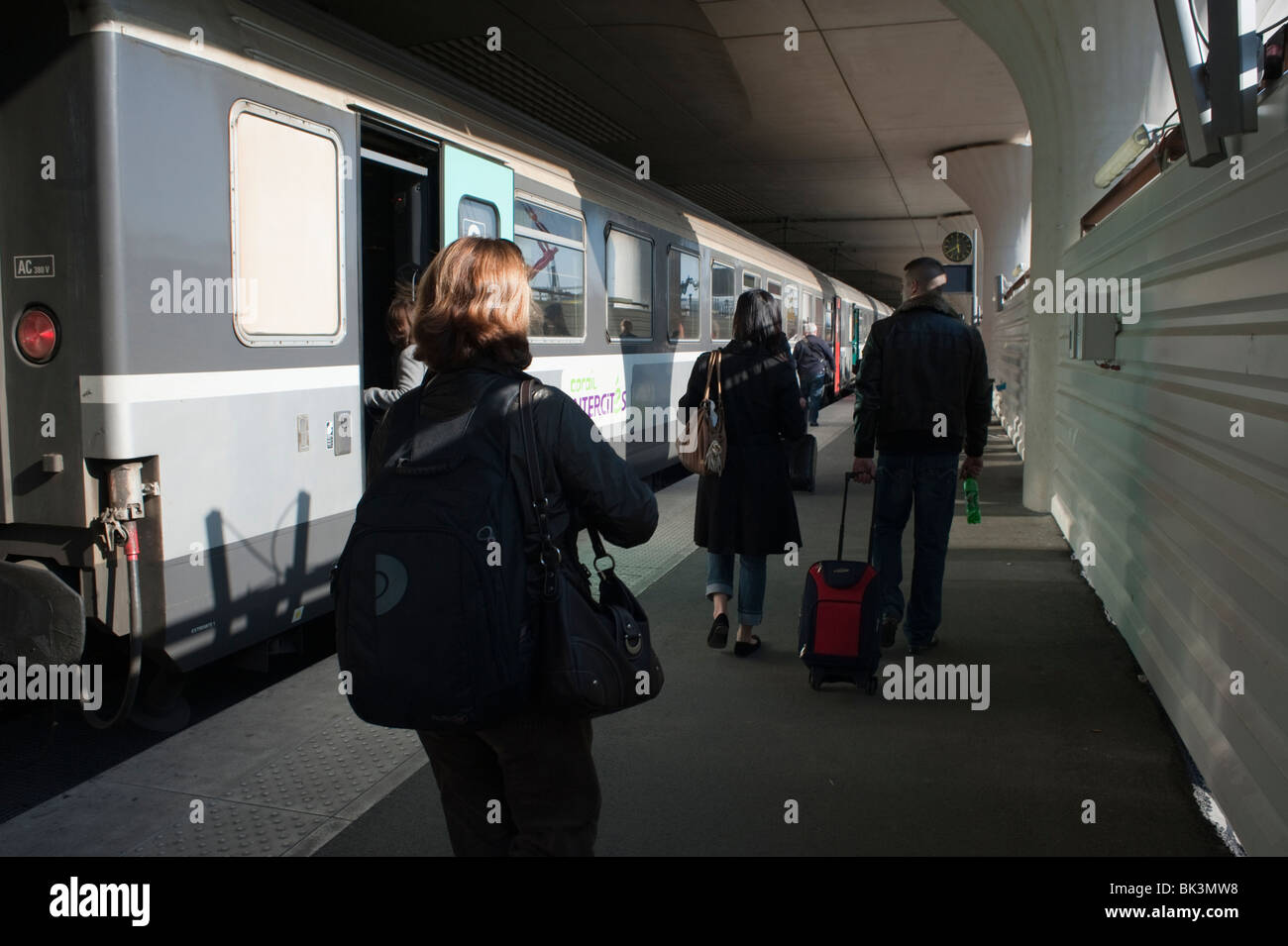 Paris, France, People Walking to Catch train in "Gare d'Austerlitz ...