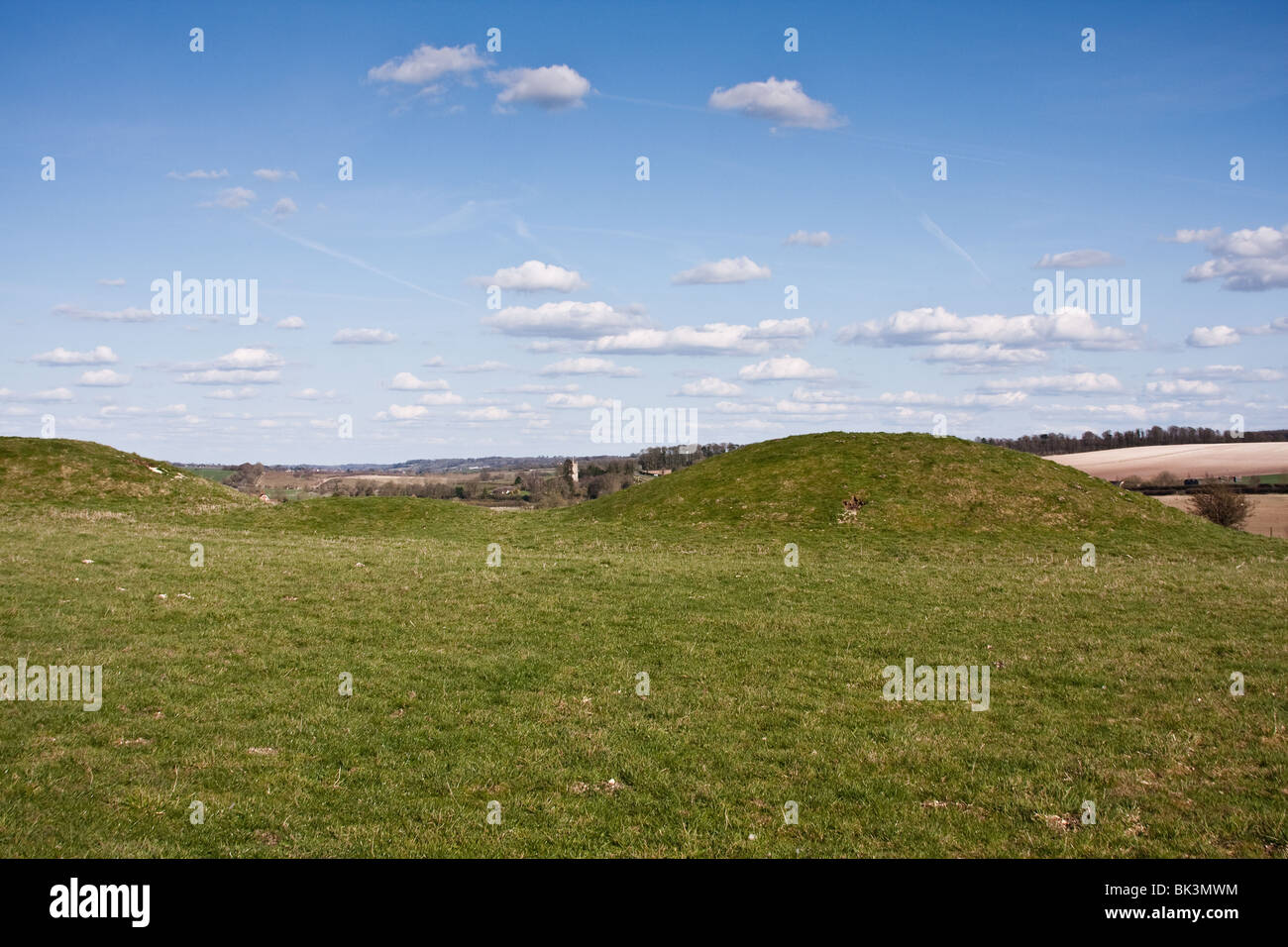 Burial mounds wiltshire hi-res stock photography and images - Alamy