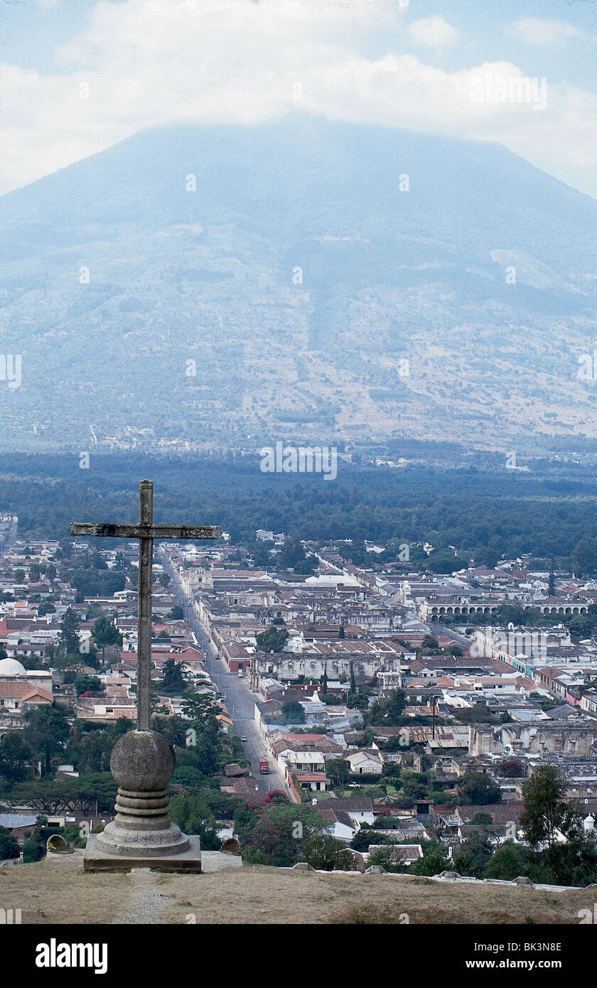 Volcan agua above antigua guatemala hi-res stock photography and images ...