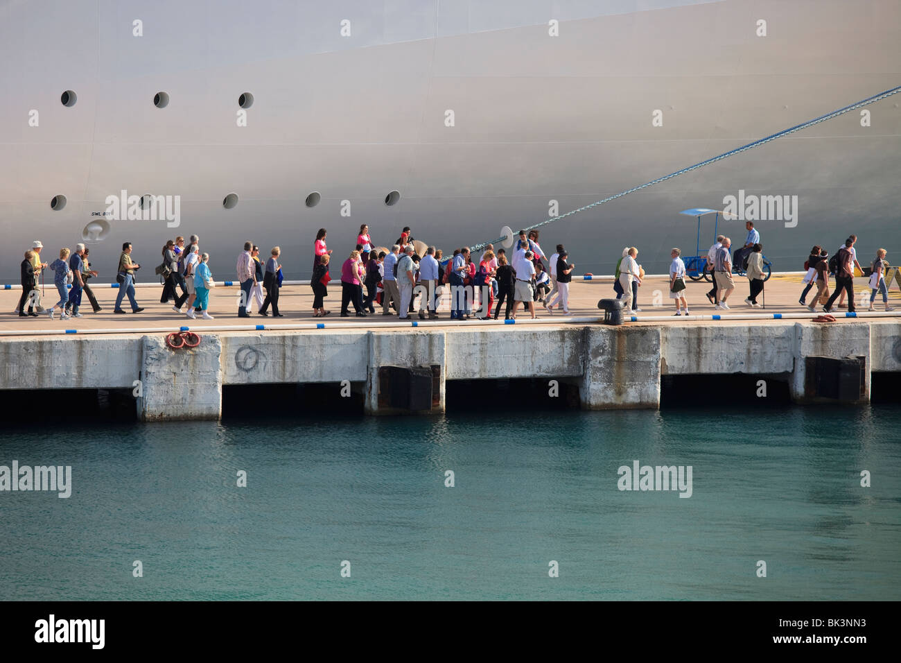 Cruise passengers hi-res stock photography and images - Alamy