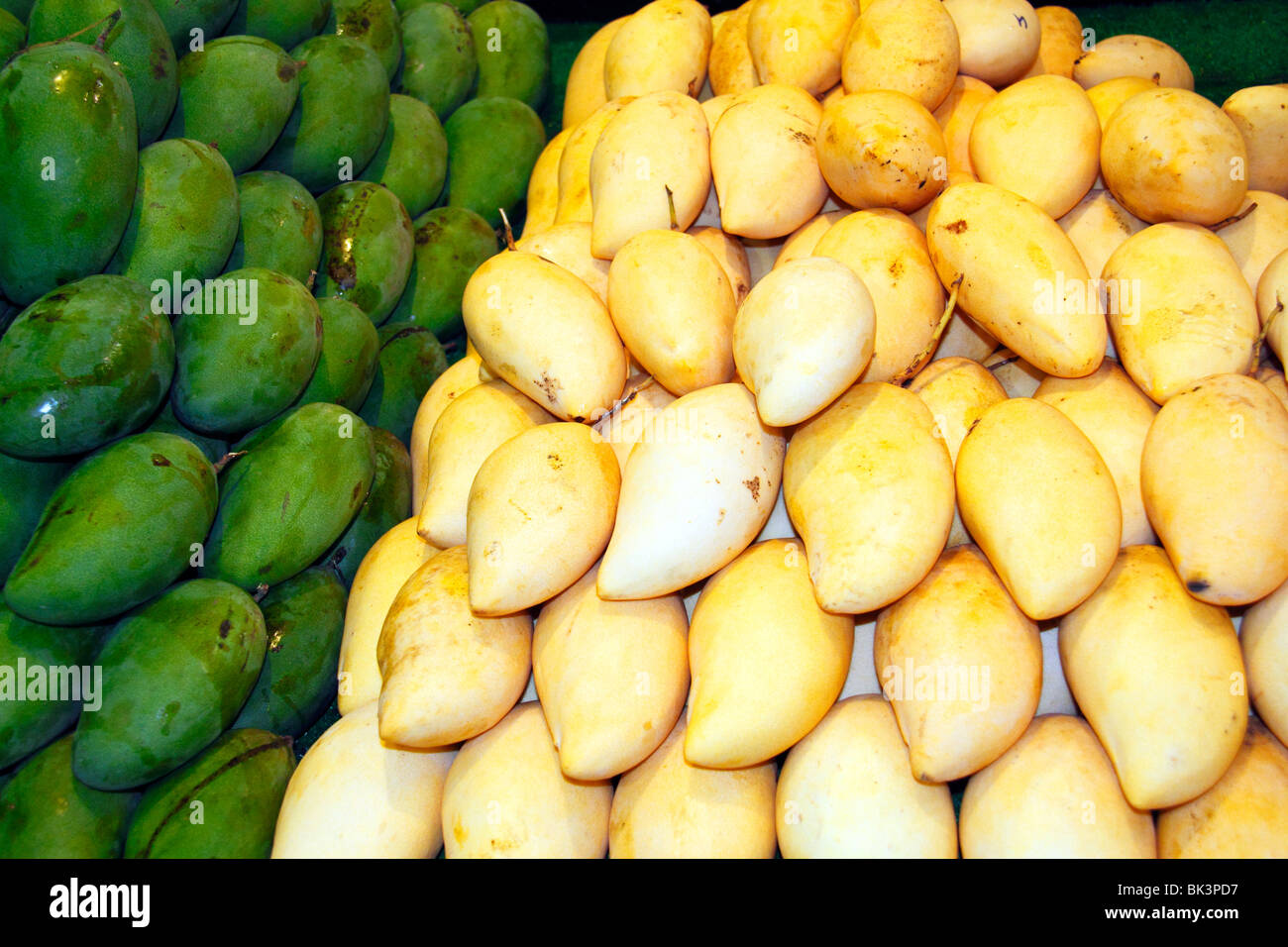 Tropical fruits mangoes display in a market Stock Photo - Alamy