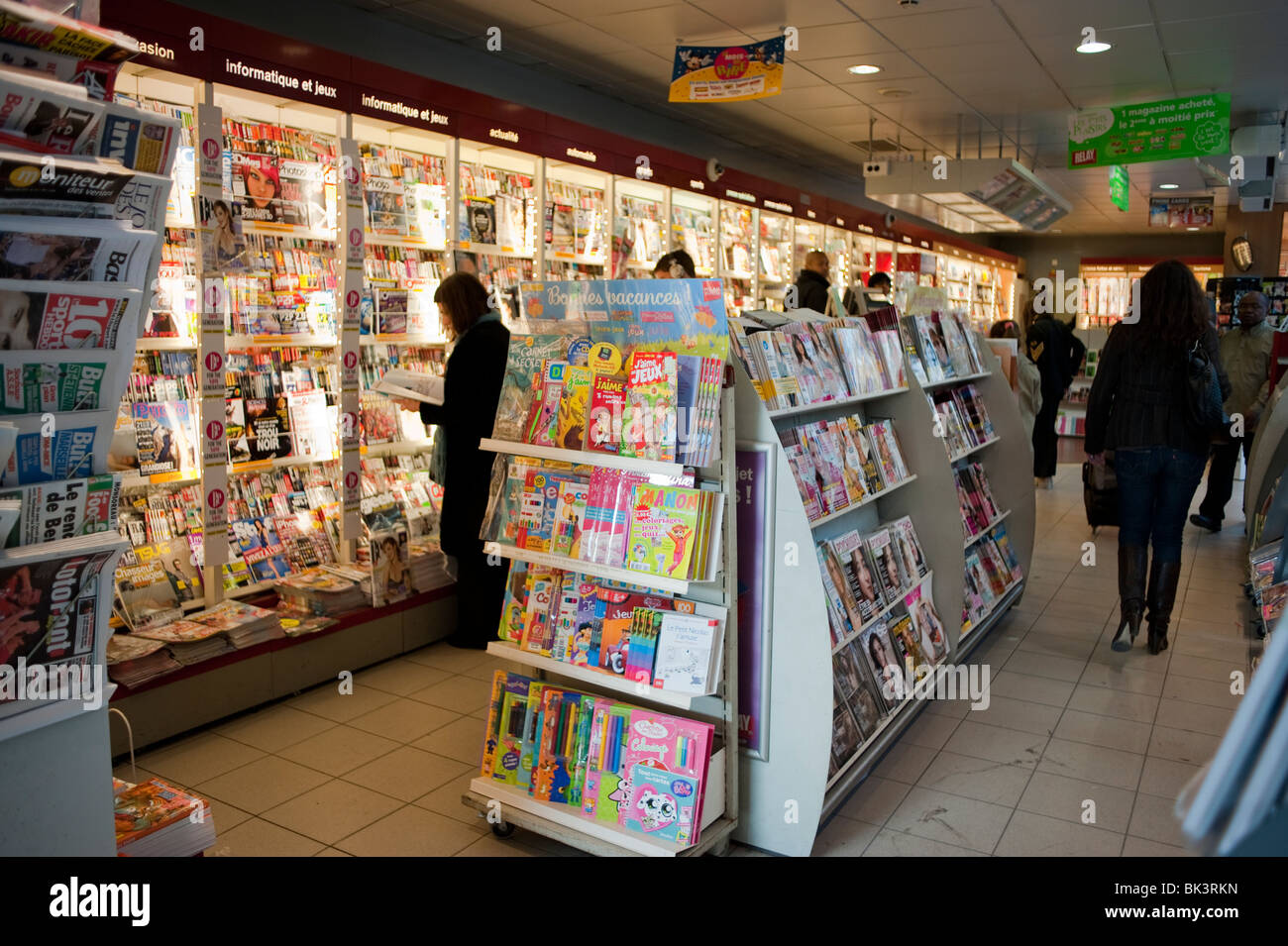 News stand france hi-res stock photography and images - Alamy